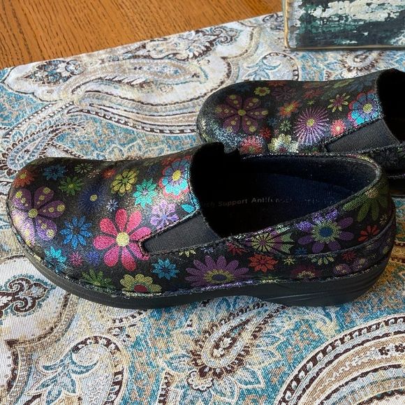 BareTraps | Shoes | Bare Traps Spring Step Clog Leather Flower Power Black 6m | Poshmark